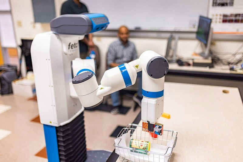 Scientists teach robots to recognize objects just like kids learn to play with toys